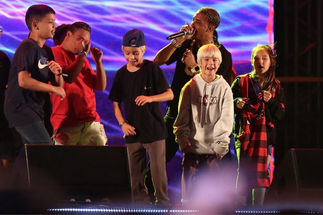 Filhos de Scooby e Piovani curtem shows de Poze do Rodo e Cabelinho