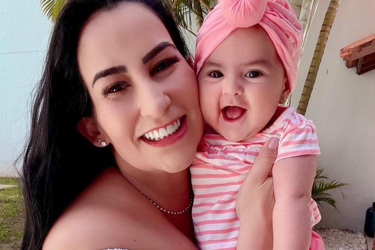 Fabiola Gadelha e filha esbanjam sorrisão em clique inédito e raro