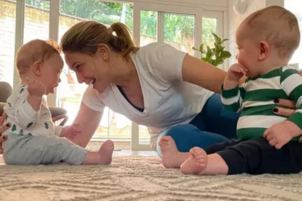Fernanda Gentil se diverte com os gêmeos de Fabiula Nascimento