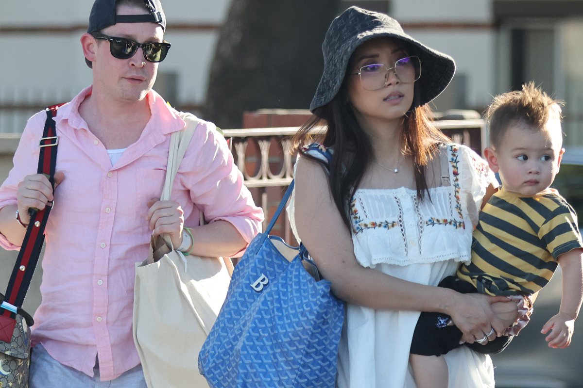 Macaulay Culkin aparece em foto rara com o filho e a mulher, Brenda Song