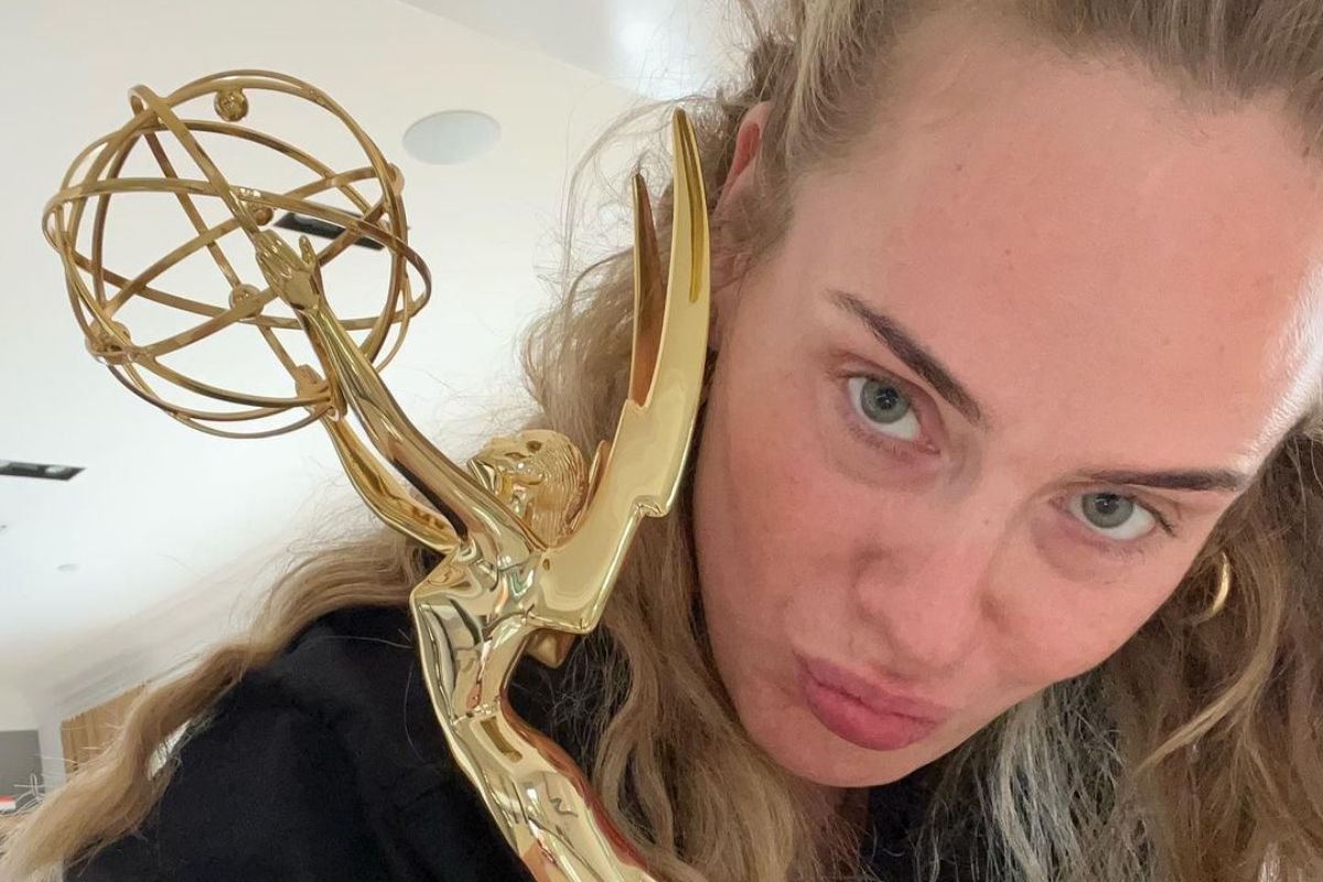 Adele comemora primeiro Emmy de sua vida: ‘Satisfeita como um soco’