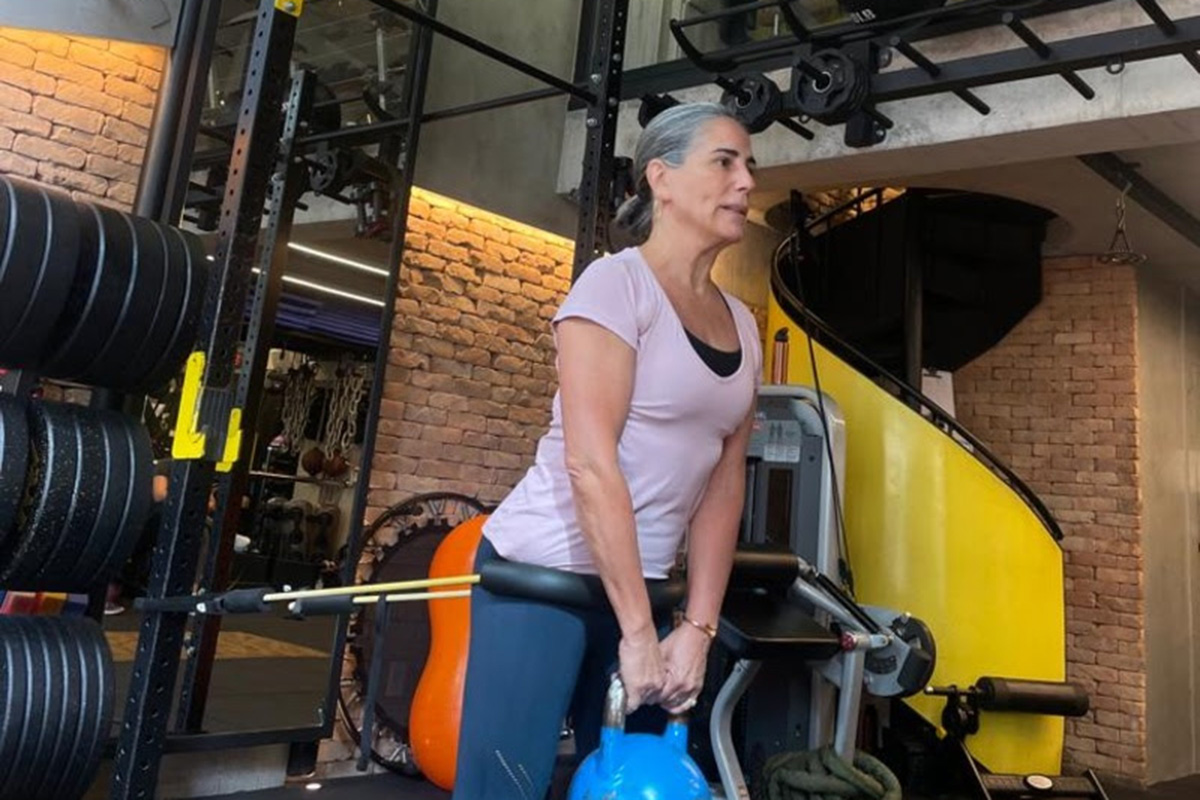 Aos 59 anos, Gloria Pires mantém boa forma com rotina intensa de treinos