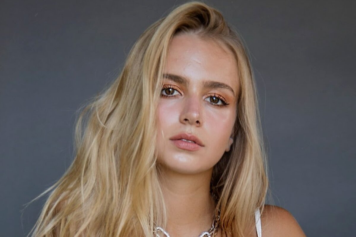 Isabella Sherer leva os bebês para passear pela primeira vez