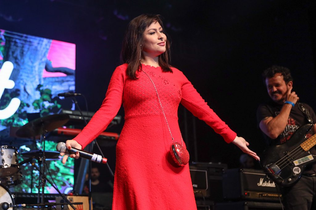 Sandy canta em tributo a mulher de Andreas Kisser, que morreu de câncer