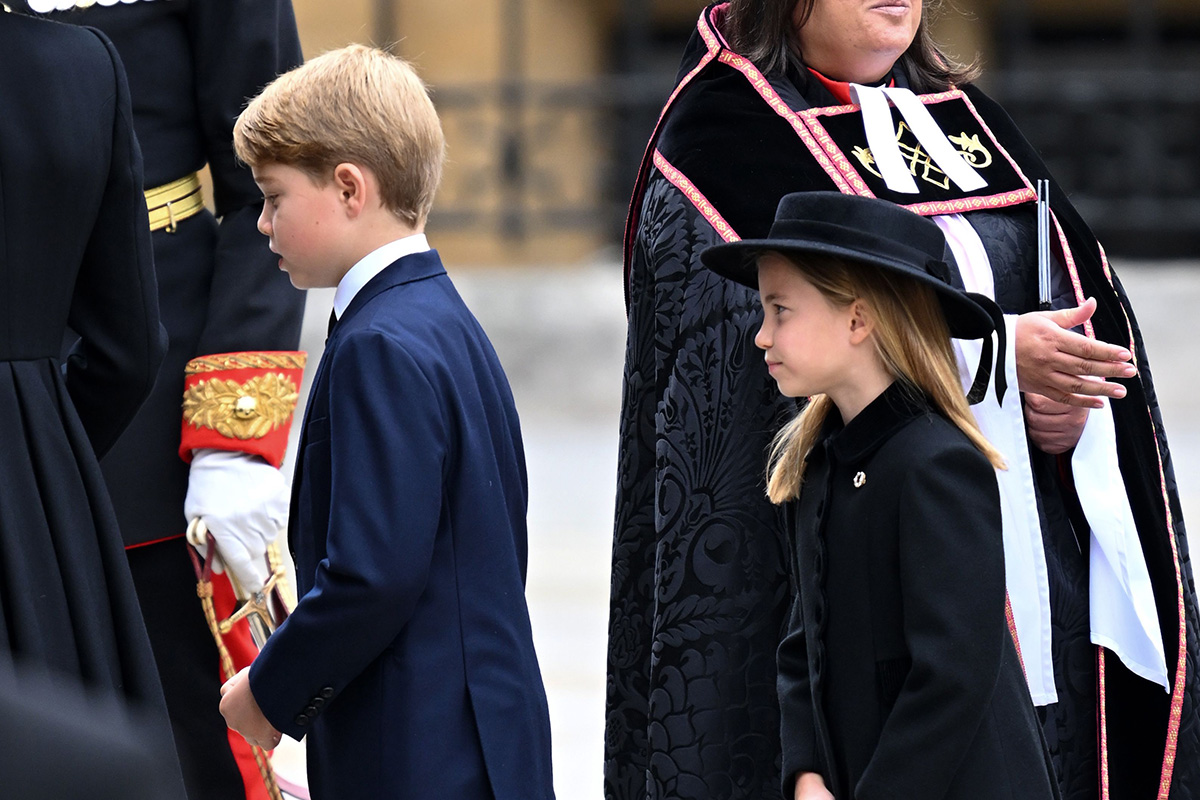 Príncipe George e Princesa Charlotte comparecem ao funeral da Rainha