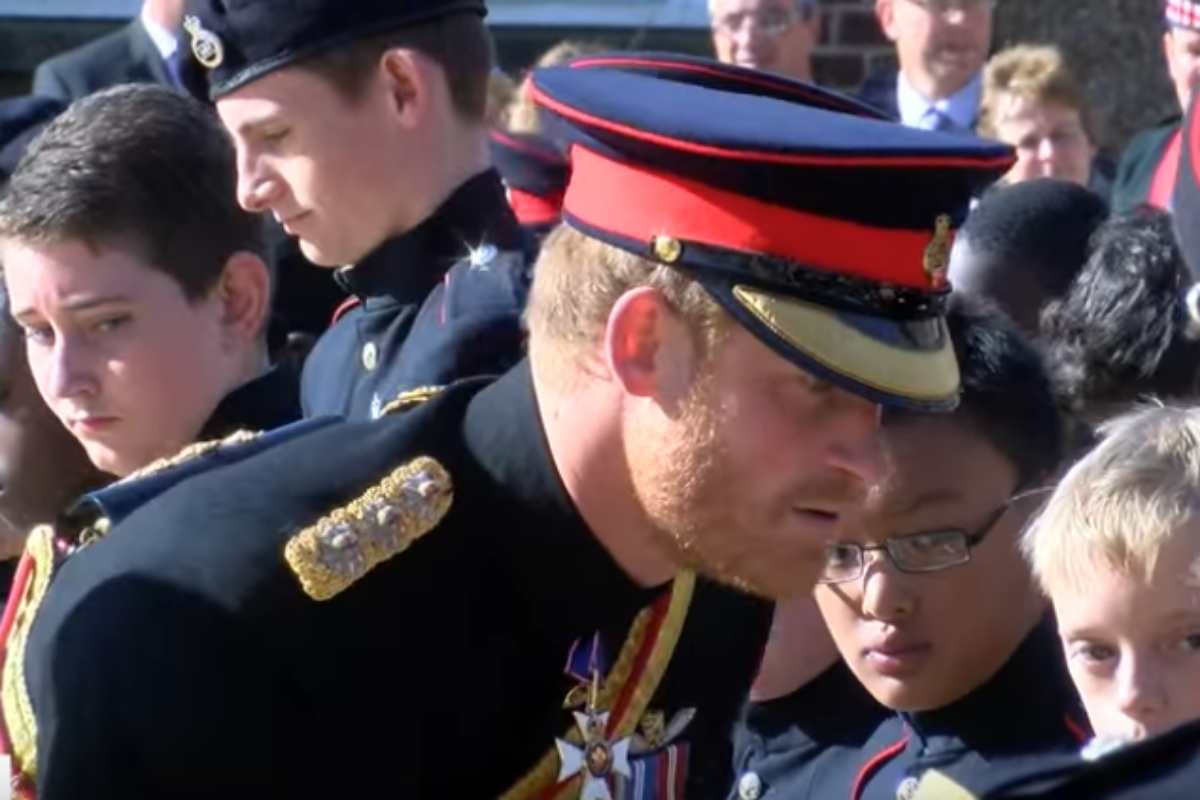Será que Príncipe Harry vai aceitar usar seu uniforme militar?