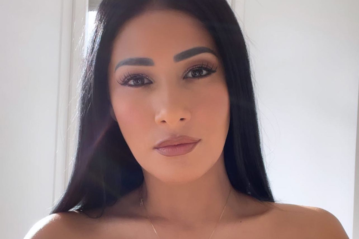 Simaria posa ostentando um super decote