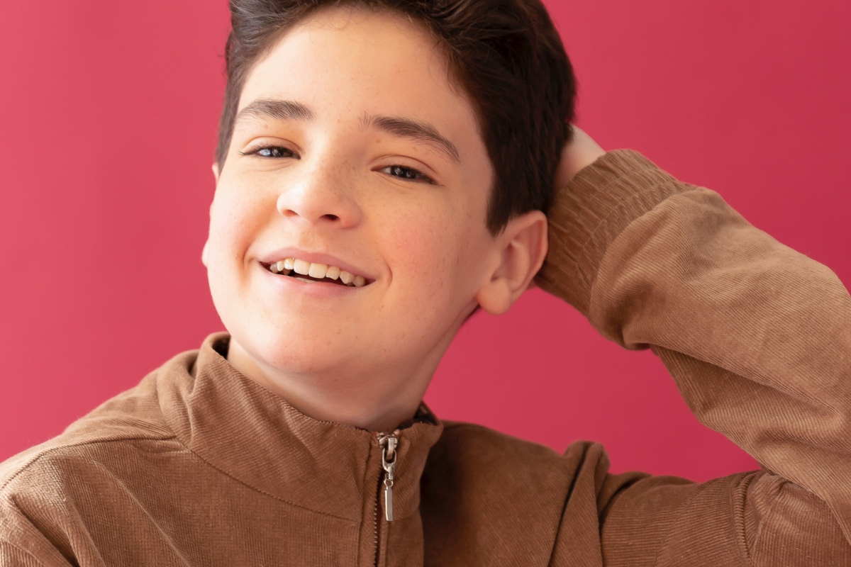 Théo Medon comemora sucesso em novela - OFuxico