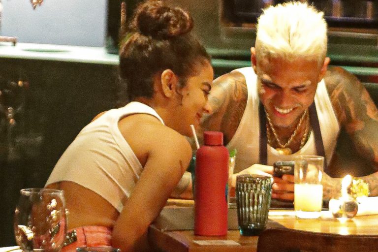 Bella Campos 'faz o L' e aparece com MC Cabelinho. Fotos!