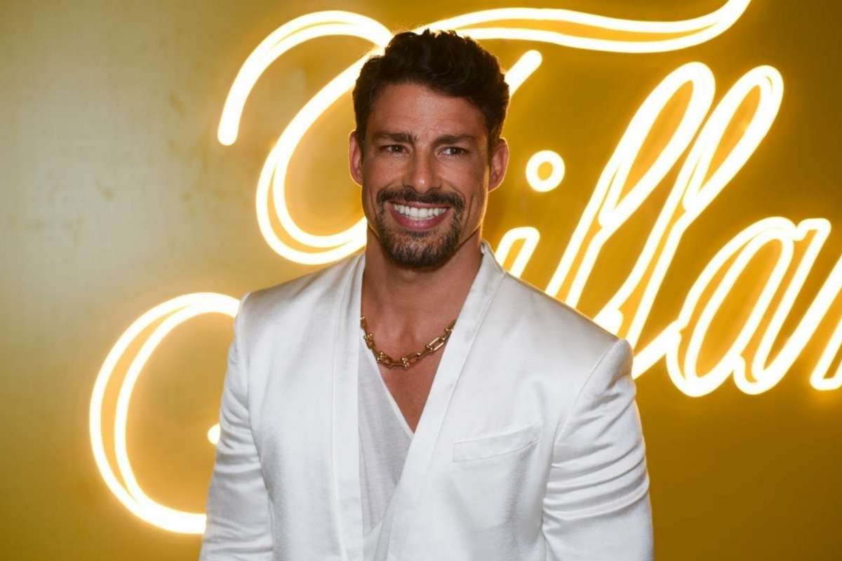 Cauã Reymond posa na piscina, eleva a temperatura e deixa fãs babando