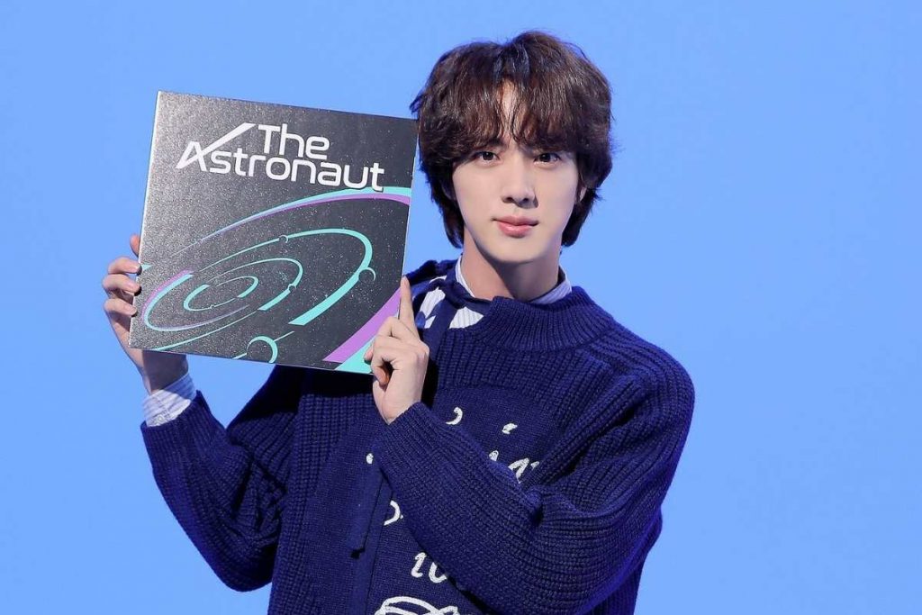 BTS: Antes do exército, Jin se declara para fãs em 'The Astronaut'. Veja!