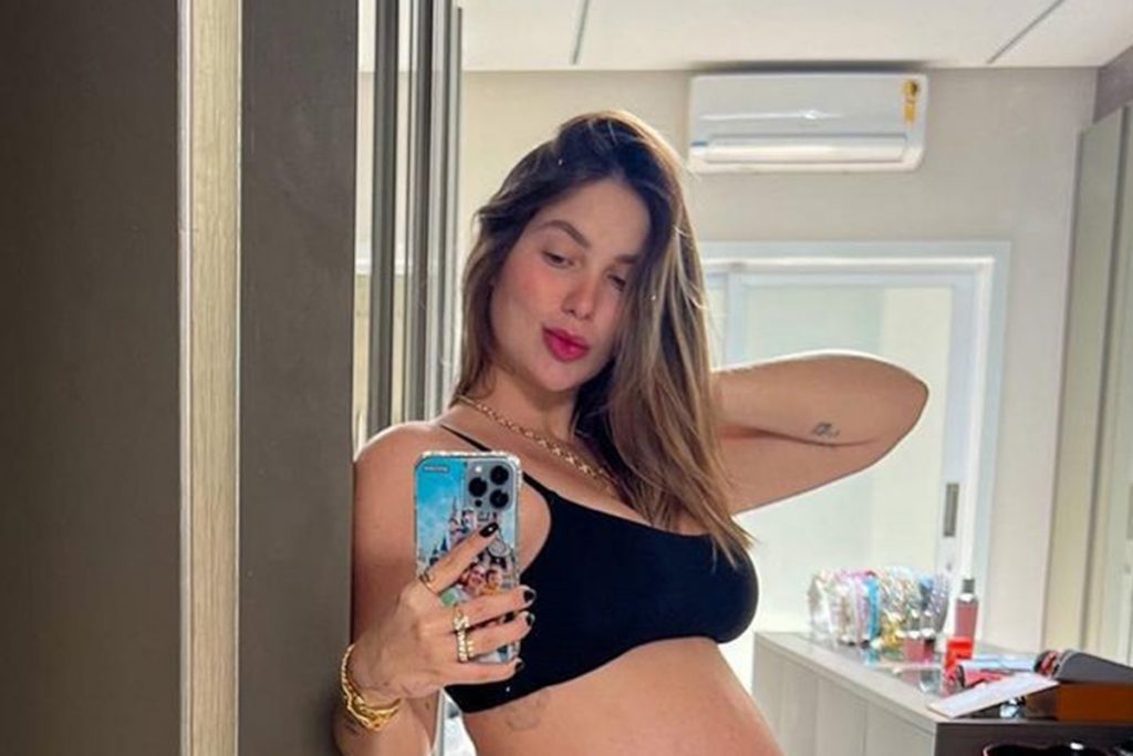 Virginia Fonseca posa de topless e comenta sobre final da gravidez