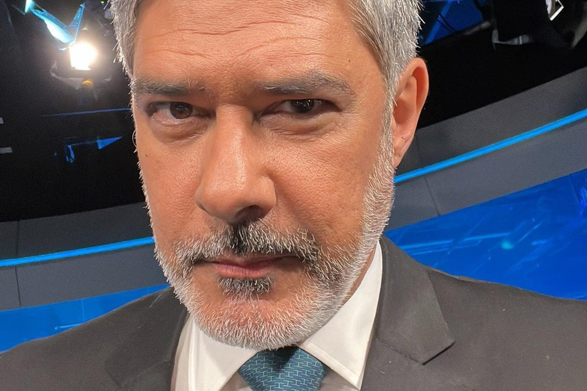 William Bonner abre latinha ao vivo e esclarece: 'Era água'