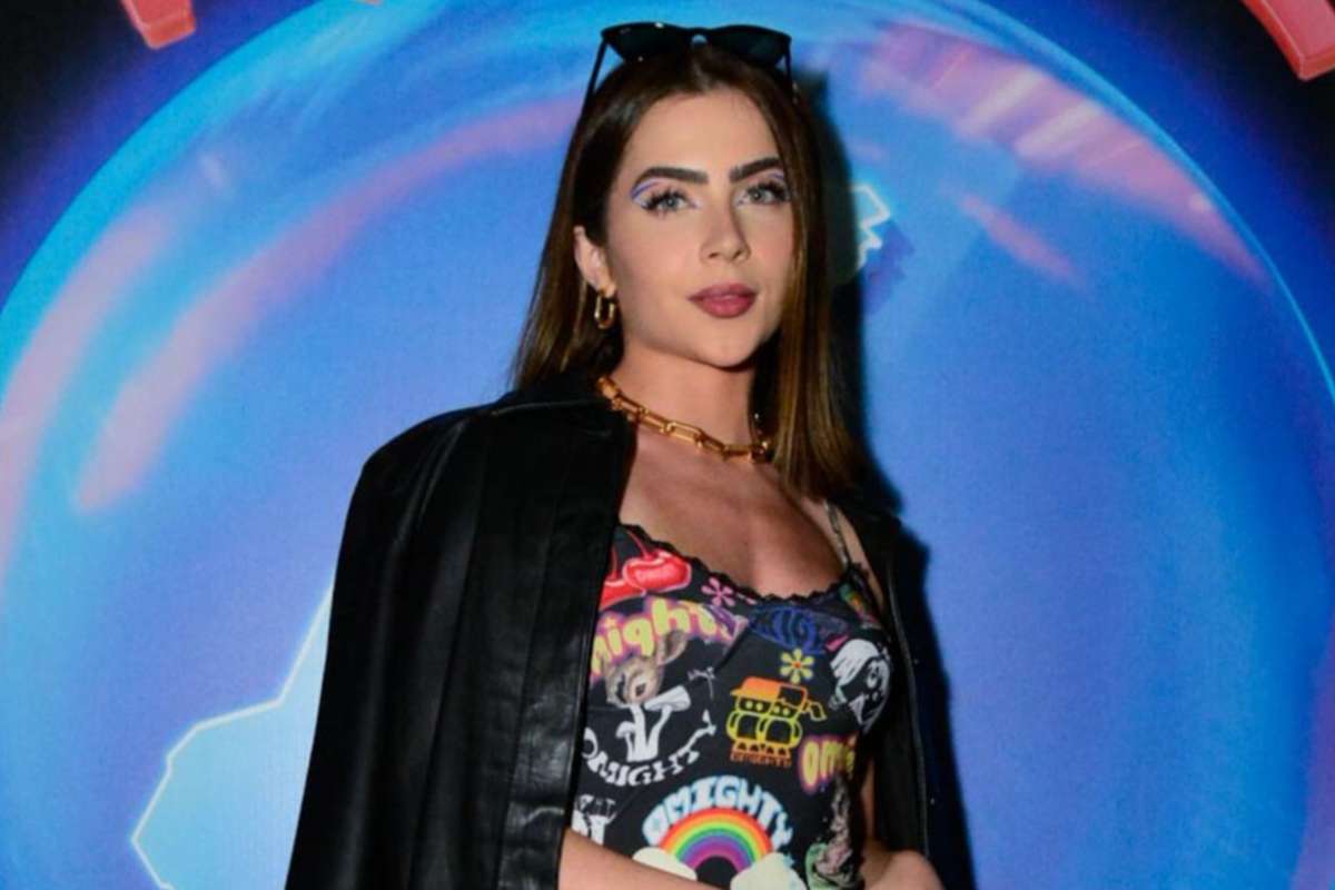 Jade Picon faz reunião de biquíni. Veja! - OFuxico