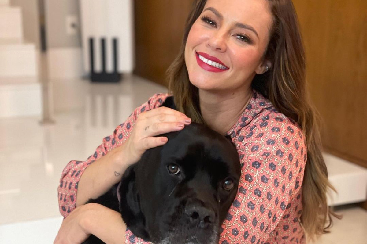 Paolla Oliveira se declara para cachorro de estimação: 'Nos temos'