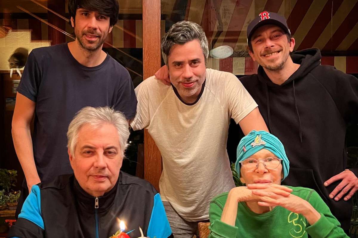 Rita Lee faz rara aparição com o marido e os filhos - OFuxico