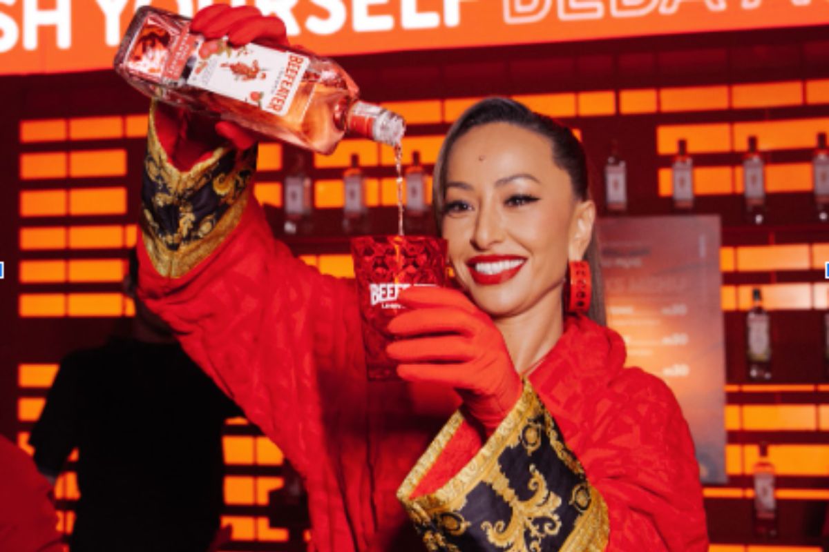 Sabrina Sato rouba a cena em bar estilizado do Primavera Sound