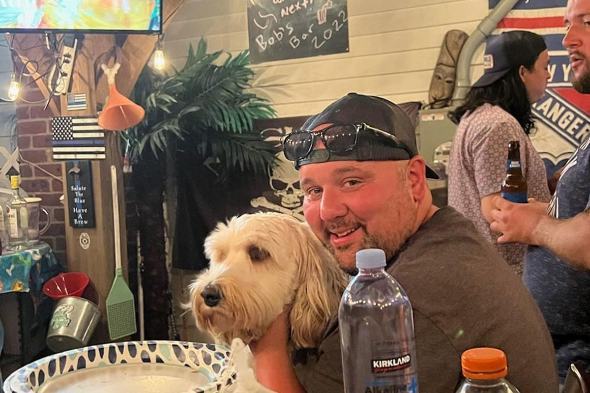 Apresentador passa perrengue e borra as calças de tanto rir. Veja!