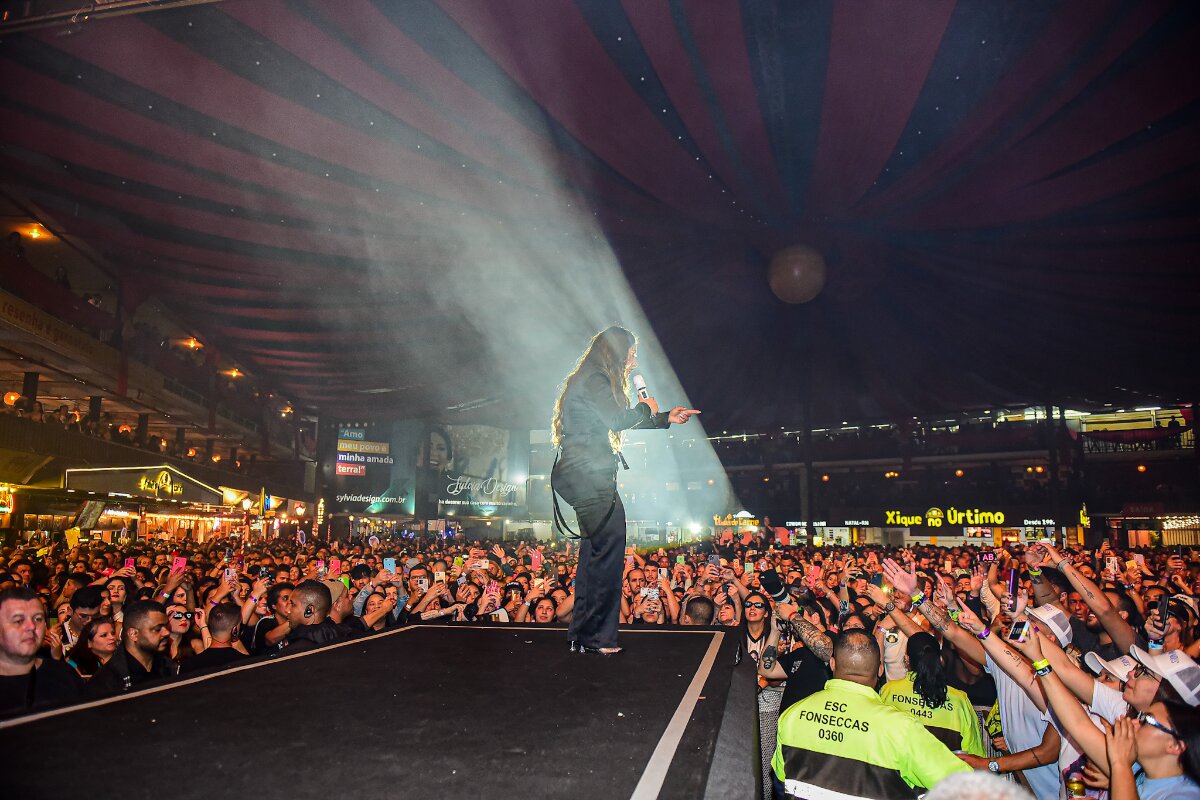 Simone Mendes faz primeiro show após fim oficial da dupla