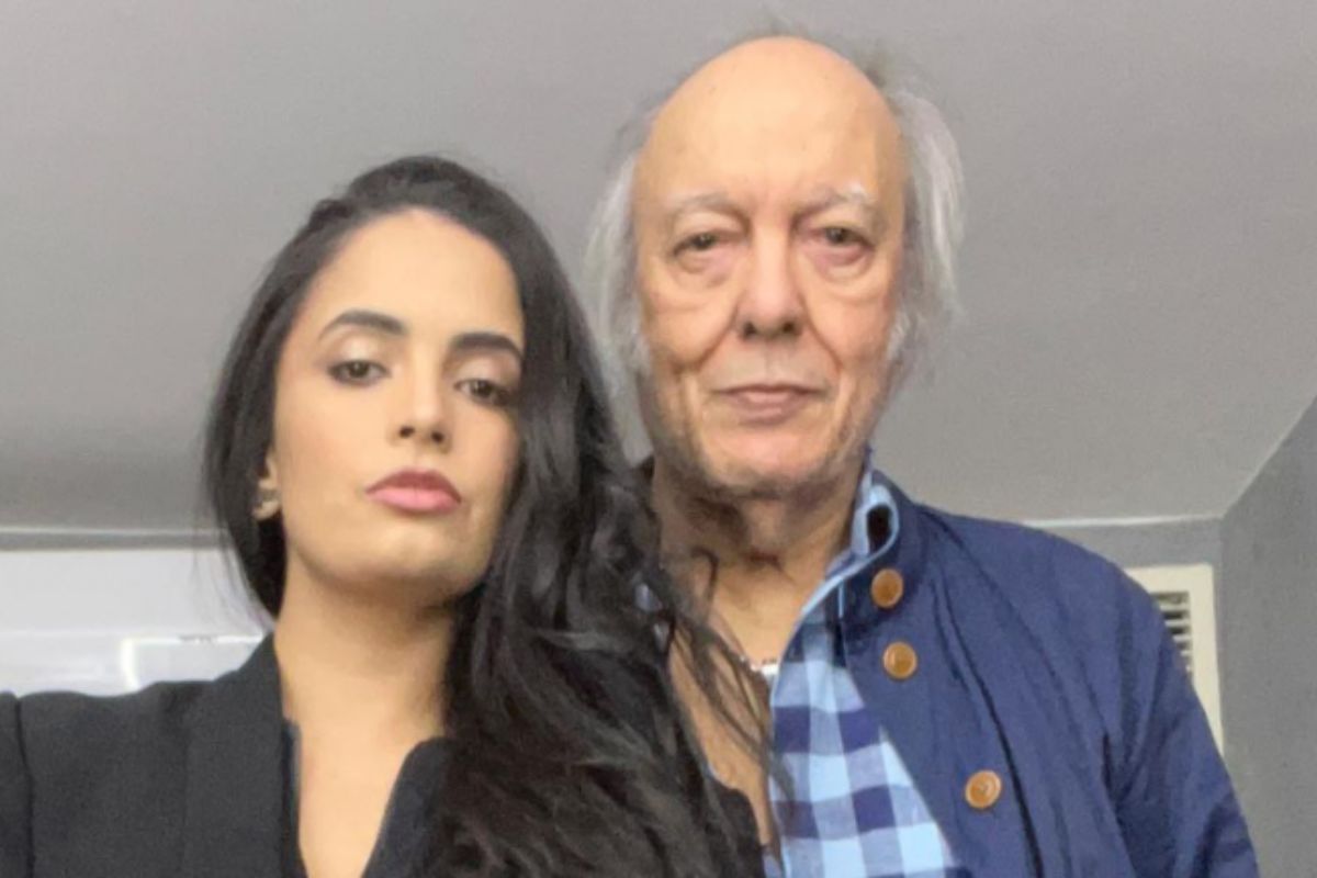 Viúva de Erasmo toma 1º banho desde a morte do cantor e desabafa