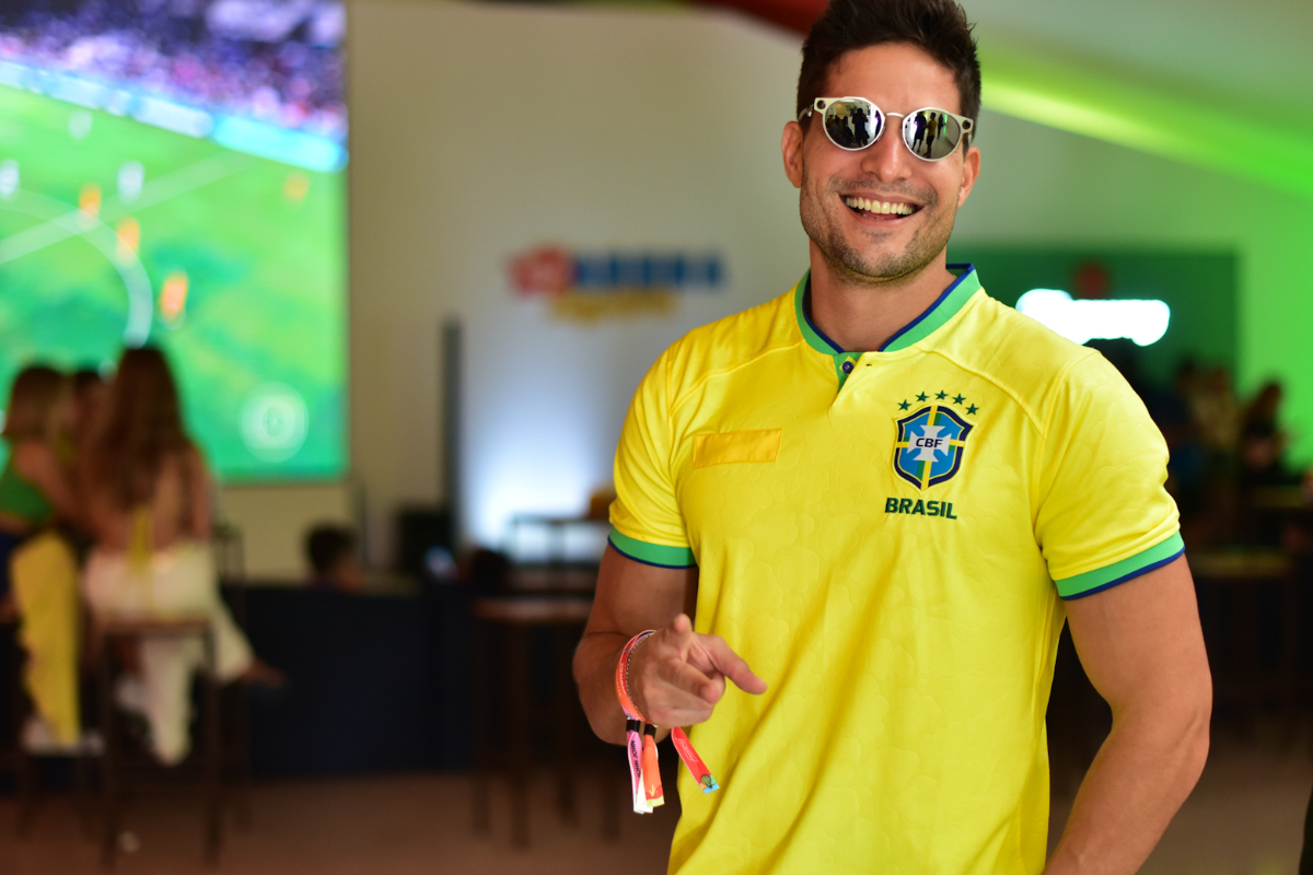 André Martinelli, Emilly Araújo e Jonas Sulzbach posam antes de decisão