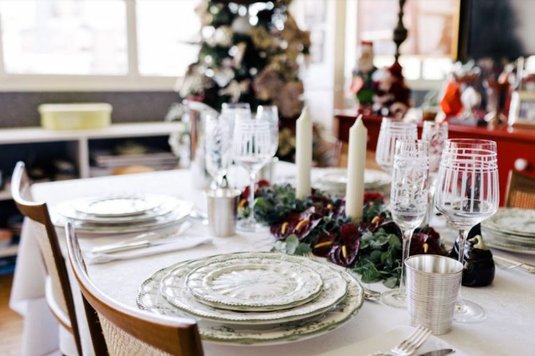 Carolina Ferraz lança coleção de louças natalinas através da sua marca