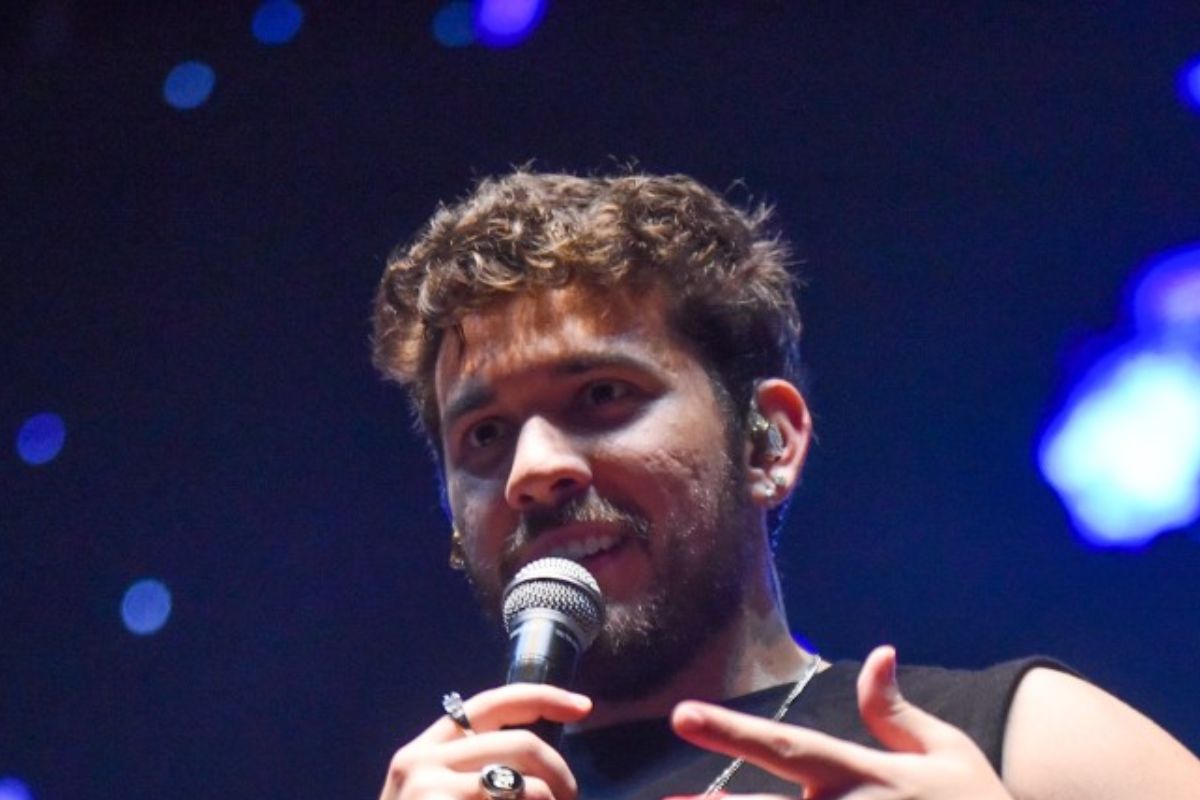 Gustavo Mioto ganha presente polêmico no palco. Veja! - OFuxico