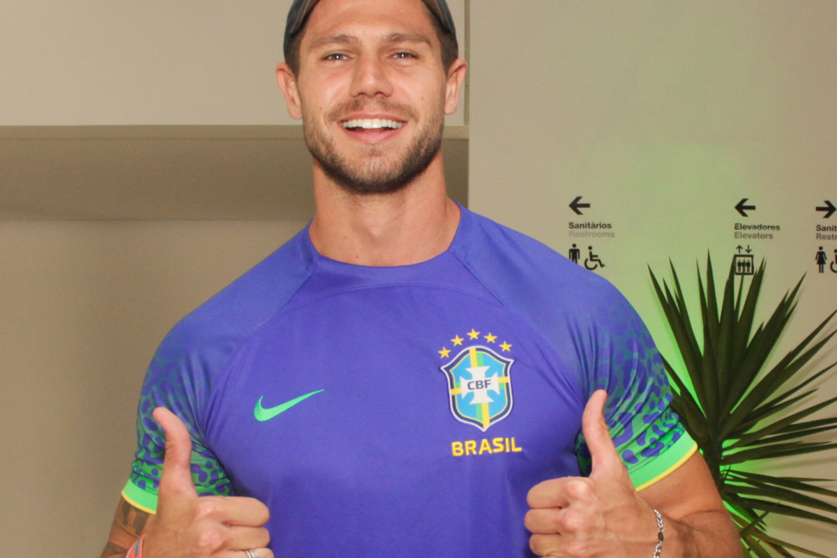 André Martinelli, Emilly Araújo e Jonas Sulzbach posam antes de decisão