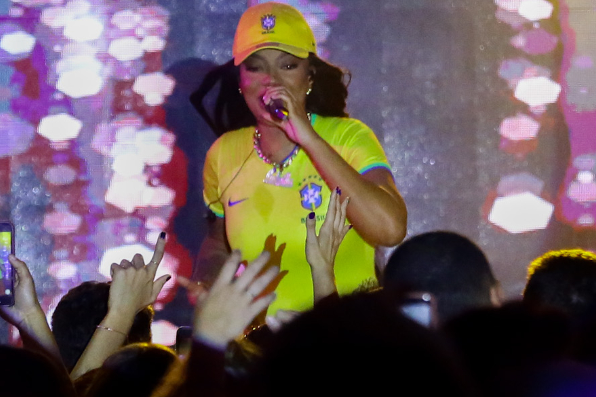 Pancadaria toma conta de show de Ludmilla; cantora é atingida no palco
