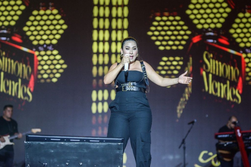 Simone é ovacionada em show solo no Festival Virada Salvador
