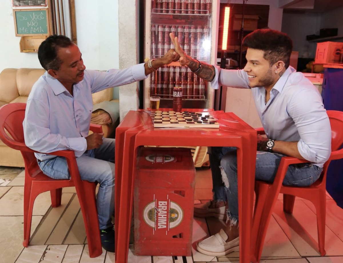 Tierry lança clipe de “Lá ele” com Manoel do Caneta Azul - OFuxico