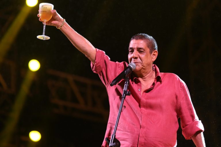 Zeca Pagodinho brinda plateia com cerveja