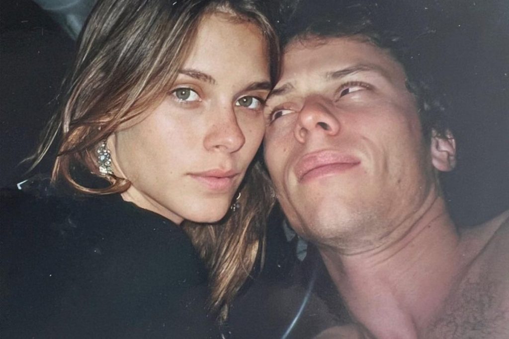 Carolina Dieckmann relembra foto com maridão: ‘Tem bastante tempo’