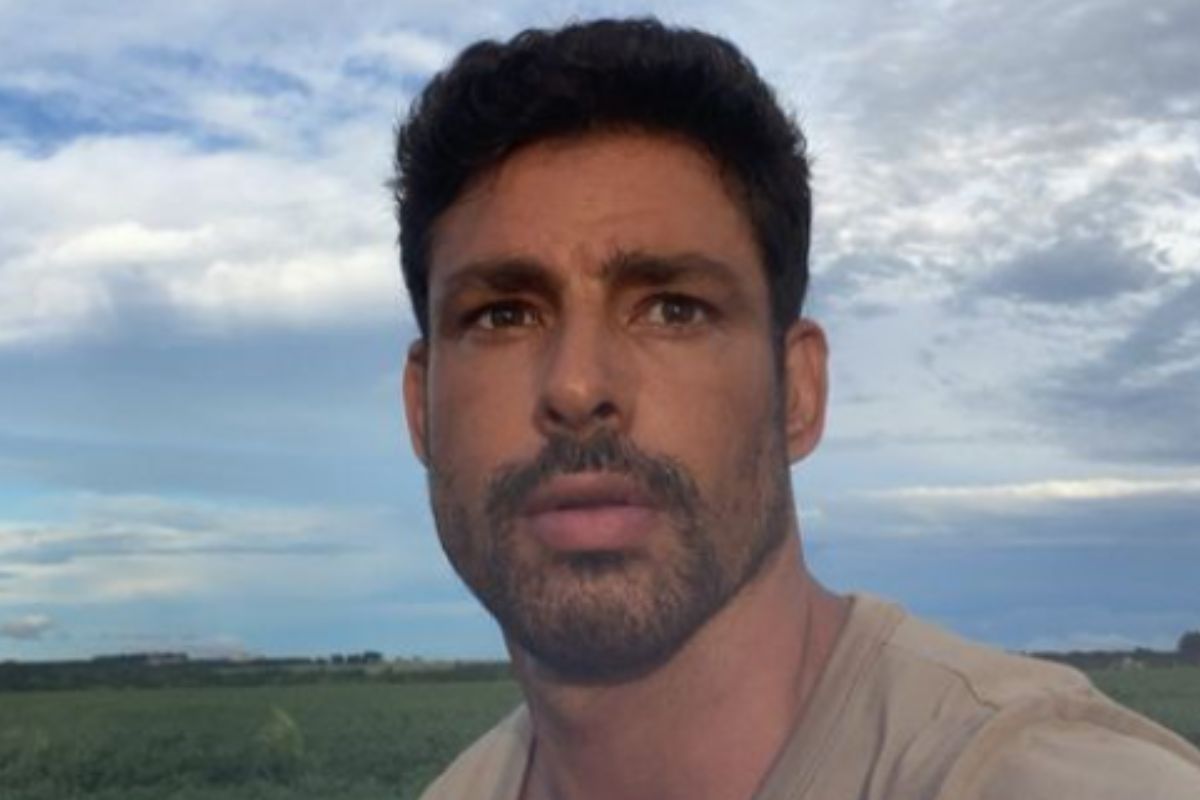 Cauã Reymond e Johnny Massaro são vistos gravando nova novela