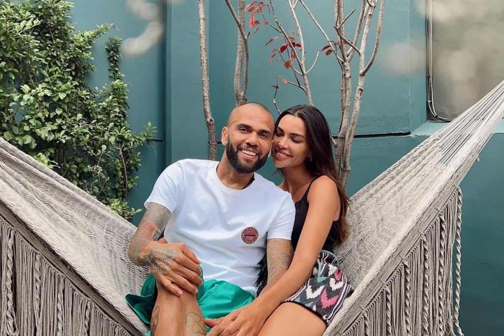 Esposa de Daniel Alves apaga fotos que tinha com o jogador - OFuxico