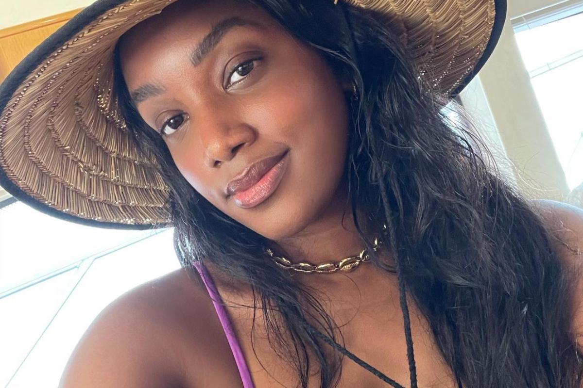 IZA surge de topless no mar e recebe elogios de Pocah e Massafera