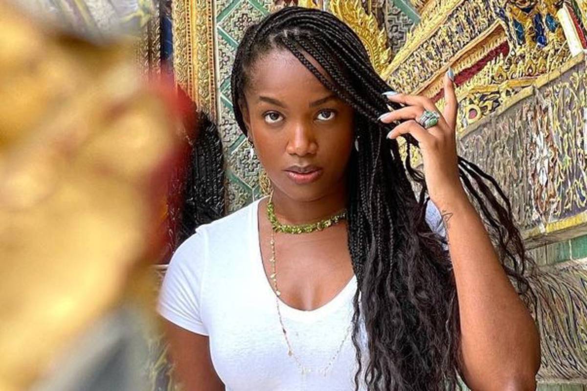 IZA surge descalça em templo na Tailândia: ‘Parece feito para você’