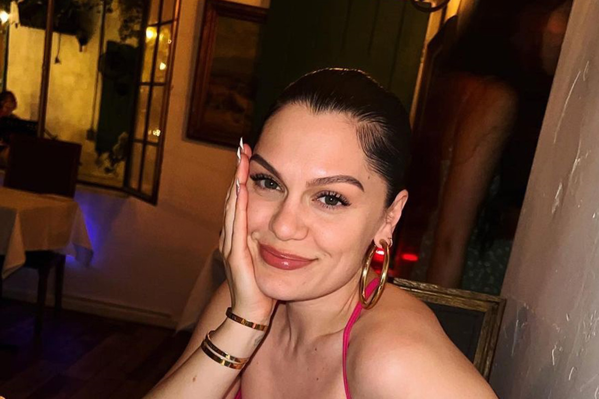 Jessie J celebra primeiro mês do filho e mostra rosto do bebê. Veja!