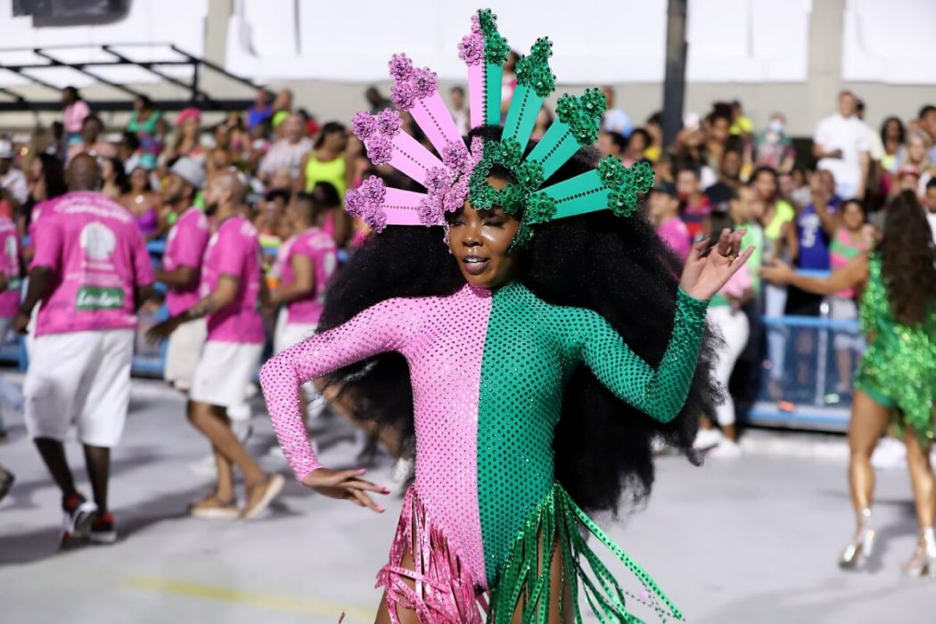 Carnaval 2023: Thelminha arrasa como musa da Mangueira na Sapucaí