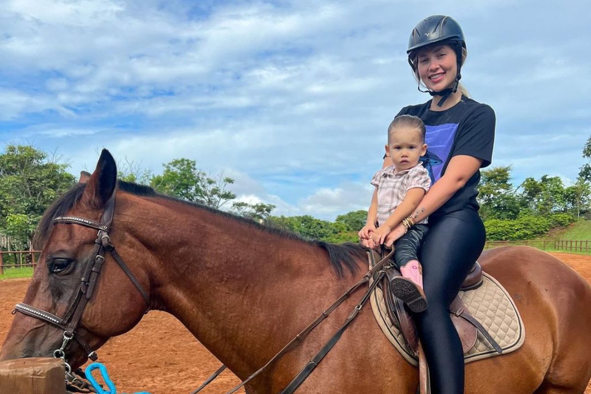 Virginia Fonseca faz aula de hipismo com Maria Alice: ‘Ajudou a mamãe’