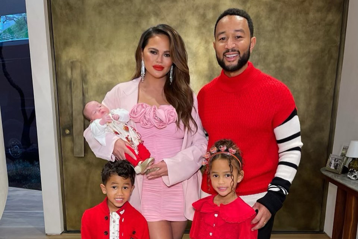 John Legend posta linda foto com a família
