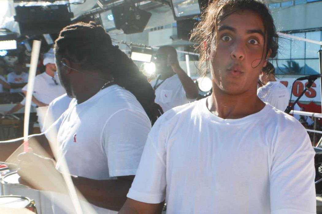 Marcelo, filho de Ivete Sangalo, arrasa na percussão em trio elétrico