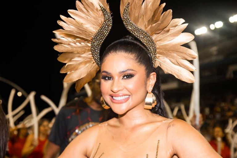Mileide Mihaile usa look dourado e arrasa em ensaio de Carnaval