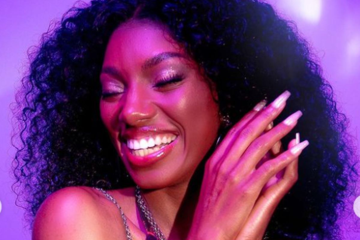 Ex-BBB Tina usa lace cacheada, de cabelos naturais, na Sapucaí