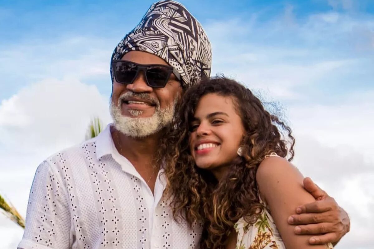 Carlinhos Brown atribui vocação da filha, Clara Buarque, à Marieta Severo