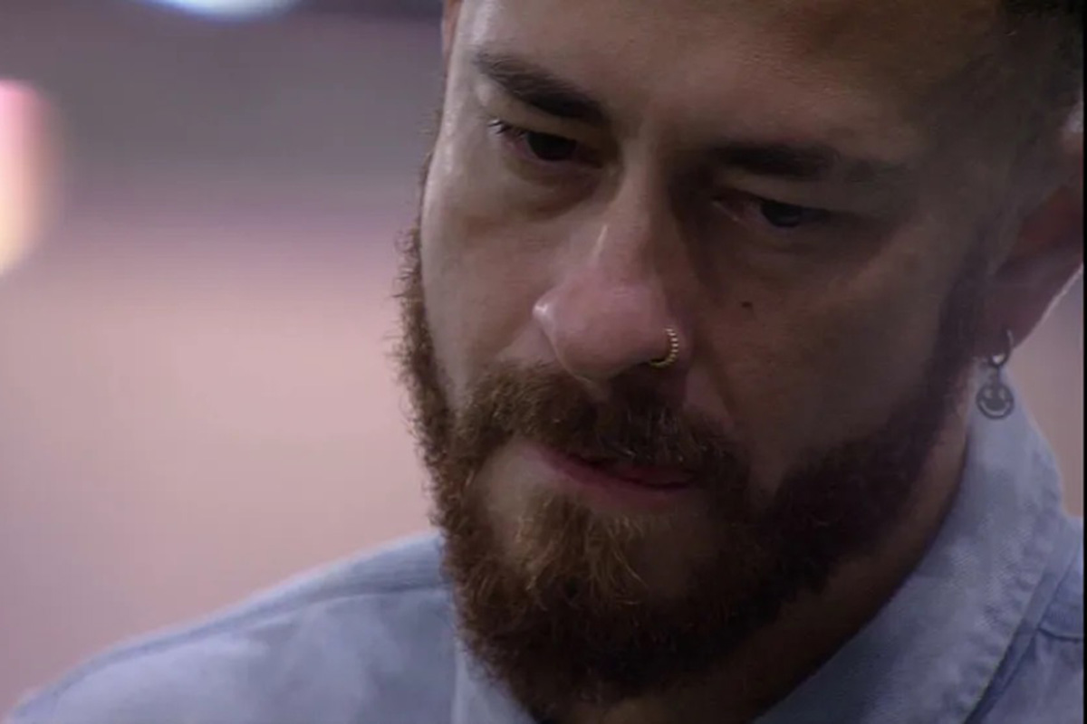 BBB23: Fred cai no choro após eliminação de Larissa