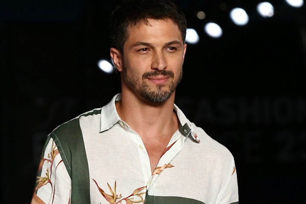 Rômulo Estrela arranca o fôlego de plateia em desfile. Fotos!