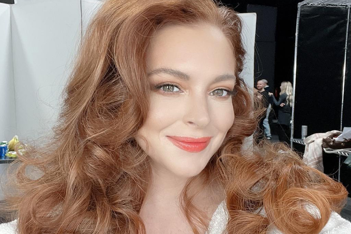 Lindsay Lohan deixa a barriguinha da gravidez à mostra. Veja!