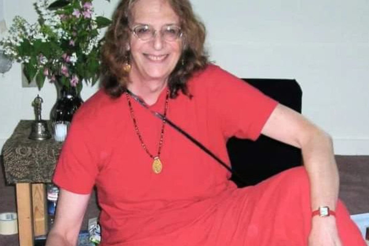 Morre criadora da primeira heroína trans da DC Comics aos 77 anos