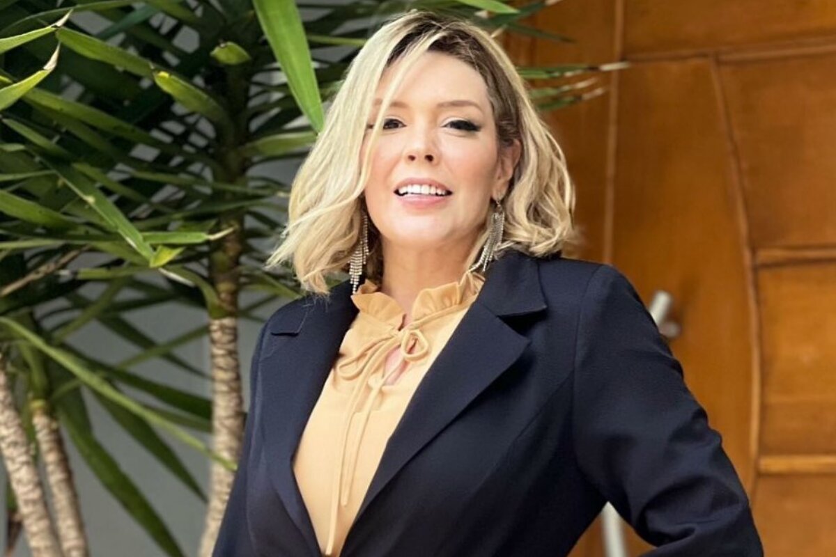 Simony surge loirissima em dia de gravação no SBT